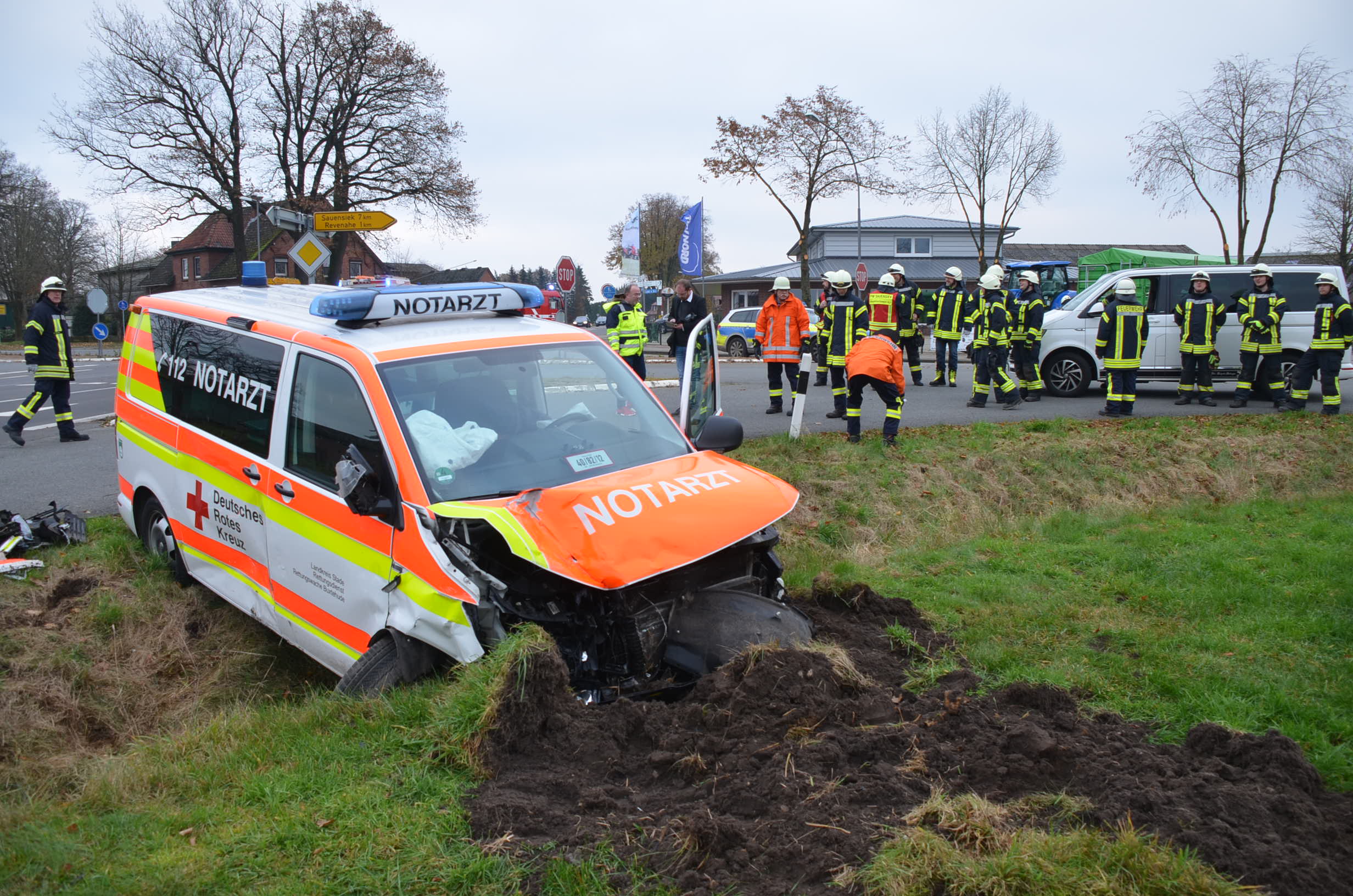 Unfall mit Notarzt-Fahrzeug: Drei zum Teil schwer Verletzte ... Unfall mit Notarzt-Fahrzeug: Drei zum Teil schwer Verletzte ...